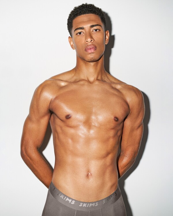 스킴스 캠페인에 등장한 축구 스타 주드 벨링엄