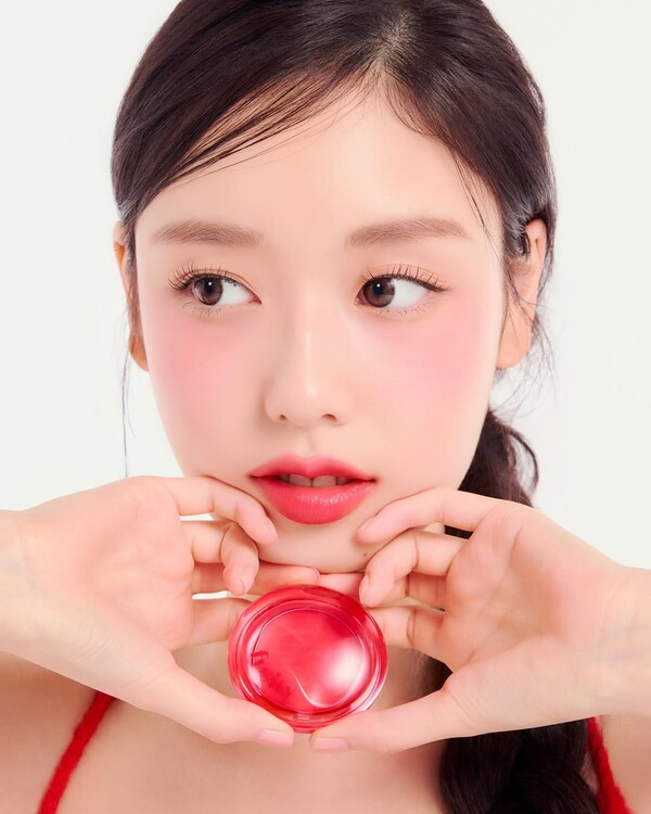 세련된 톤온톤 메이크업을 완성하는 신상 립 앤 치크 7