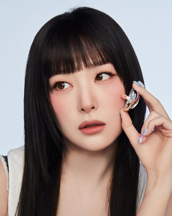 세련된 톤온톤 메이크업을 완성하는 신상 립 앤 치크 7